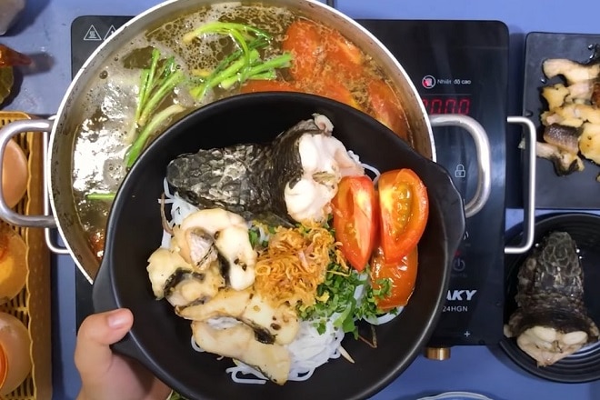 Cách nấu bún cá lóc với nước dùng ngọt từ chân giò heo