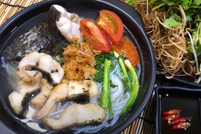 Cách nấu bún cá lóc với nước dùng ngọt từ chân giò heo